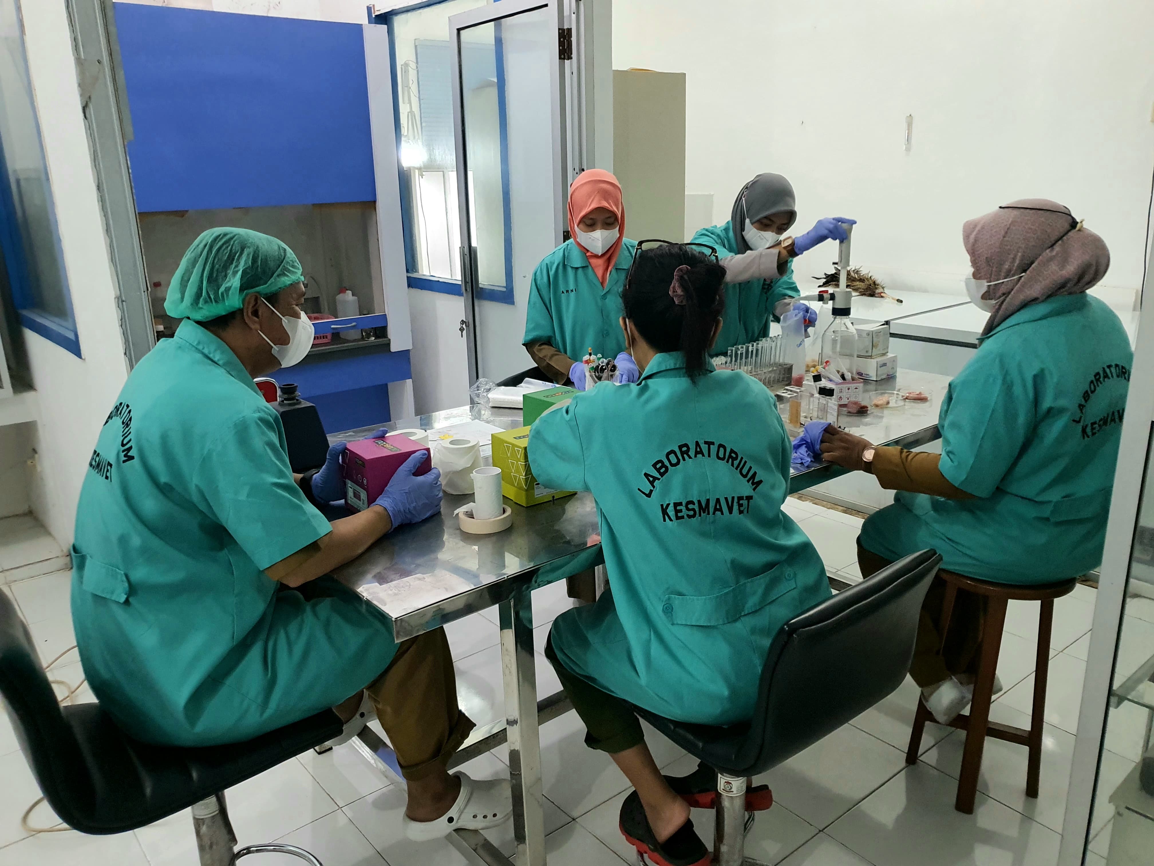 PEMERIKSAAN SPESIMEN SAMPEL PRODUK PETERNAKAN DAN OLAHANNYA DI ...